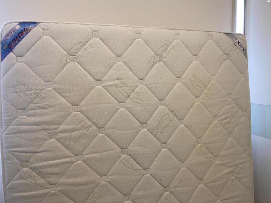 ריהוט לחדר שינה - מזרן 180/200 מצב כמו חדש | מודעה-658603