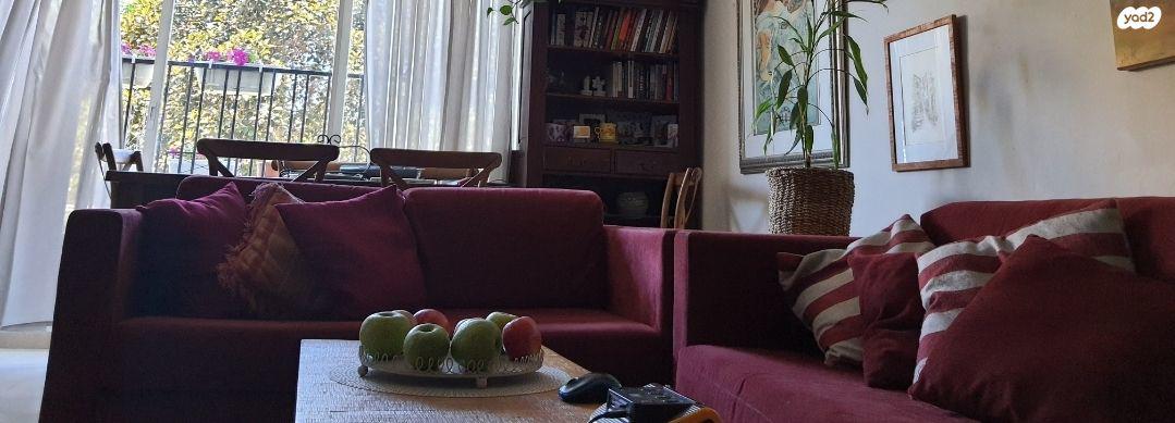 ריהוט לסלון - ספה סלוניתבצבע בורדו)נקנתה בעבר בבייתי... | מודעה-1078085
